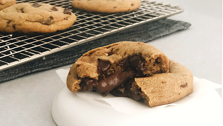 Recipe: Stuffed Chocolate Chunk Cookies (video) | Linen Chest